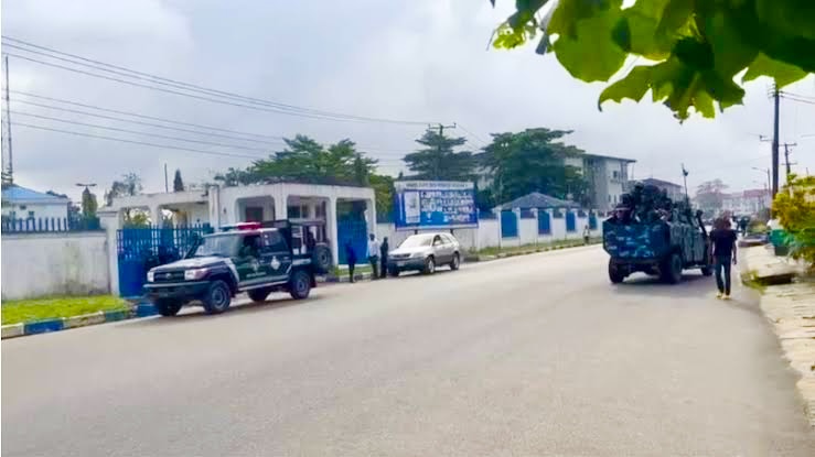 Police Stop Wike's Loyalists Faction From Accessing Rivers State House ...