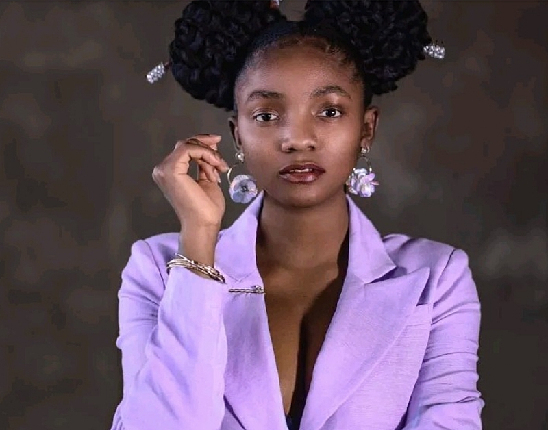 Troll Shades Simi, Describes Her As Lacking Style