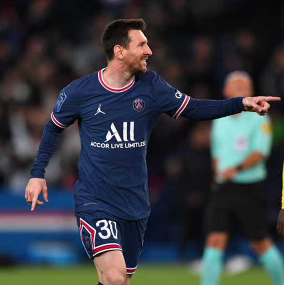 Messi Wins First Trophy With PSG