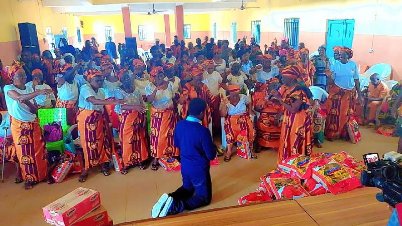 Fr Ebube Muonso Gifts Cash, Foodstuffs To Elderly People At Nkwelle Ezunaka
