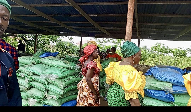 Ebonyi LG Boss distrbutes over 18,000 farm input to Farmers.