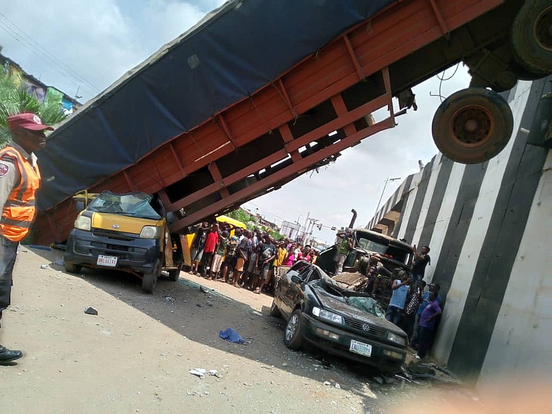 5 injured, 4 vehicles smashed as trailer fell off fly-over bridge at Nkpor