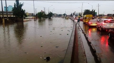 Lokojo – Ajaokuta Road Overtaken By Flood. Travelers In Dilemma